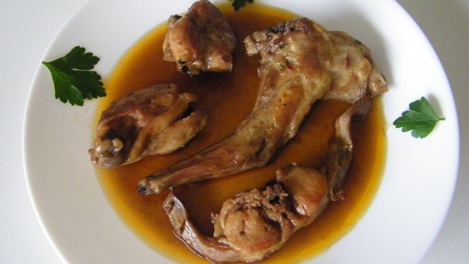Conejo en salsa de vino blanco con patatas y pimiento verde: una ...