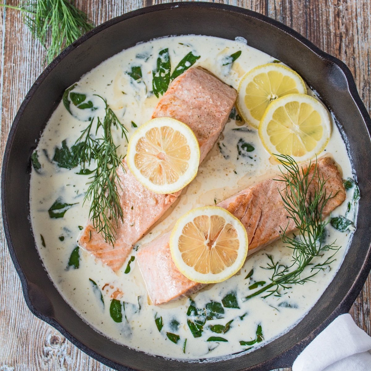 Delicioso filete de salmón con salsa de vino blanco para disfrutar ...