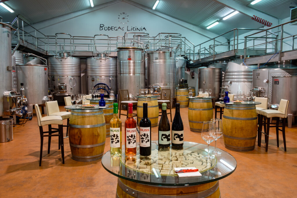 Recorre el sabor auténtico de Bodegas Licinia en cada copa ...